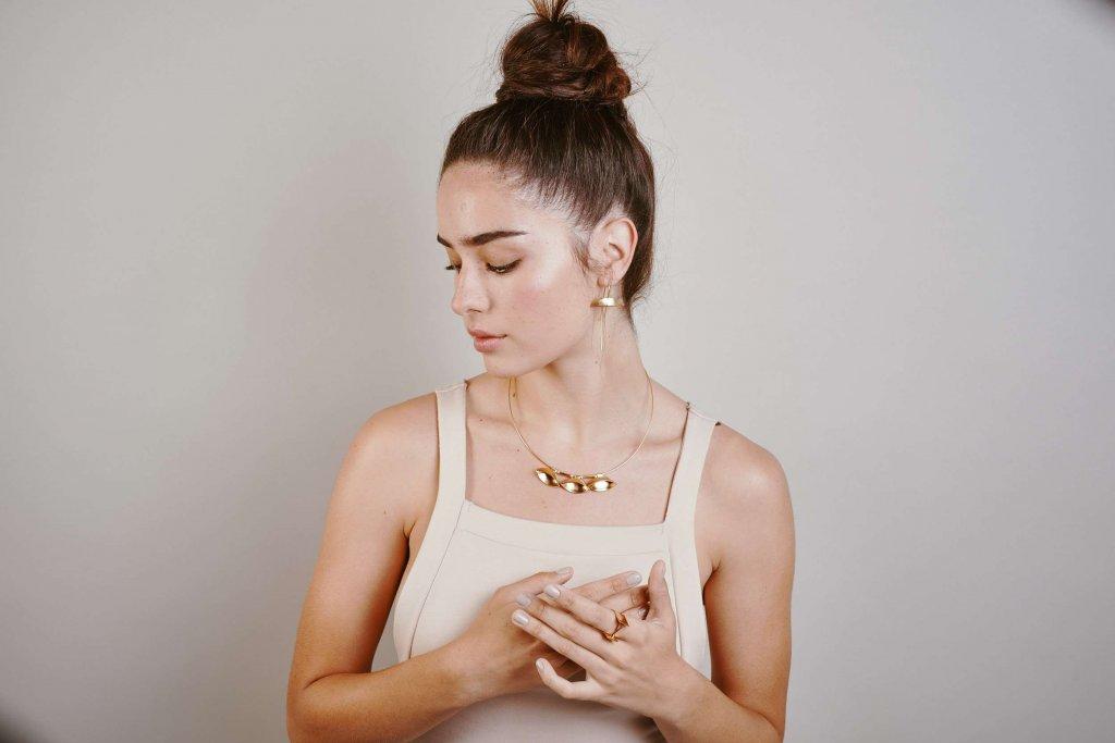 Gold necklace and earring set with large almonds - Alit Heiman