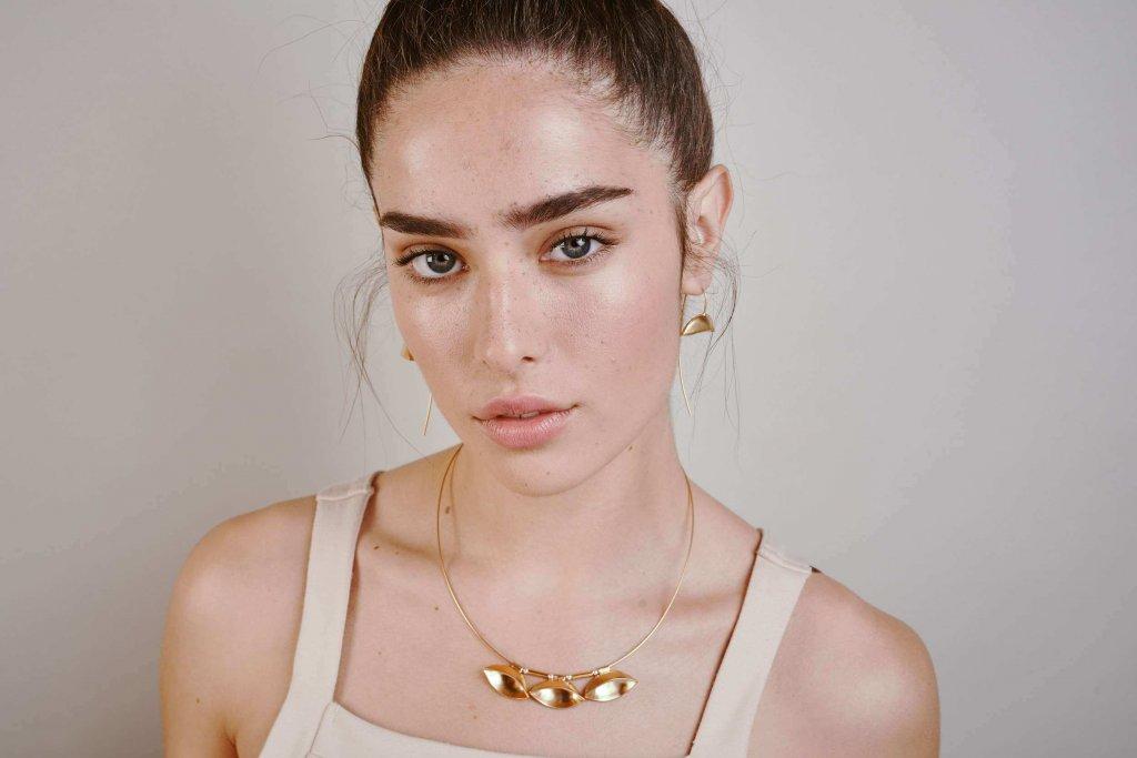 Gold necklace and earring set with large almonds - Alit Heiman